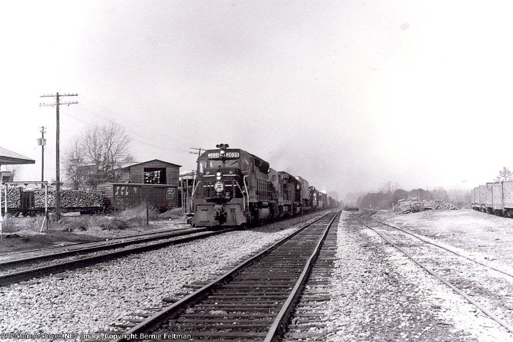 Seaboard Coast Line SD45 #2039, leading southbound 307's train, also has a U36B and another SD45 ...